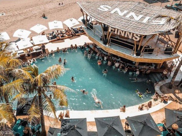 The Best Poolside Bars in Bali for a Laid-Back Chill – Booking Bali Villas